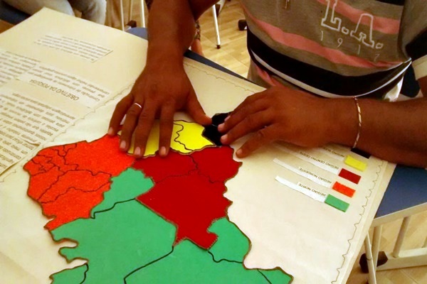 Alunos criam mapa acessível para auxiliar colegas com deficiência visual